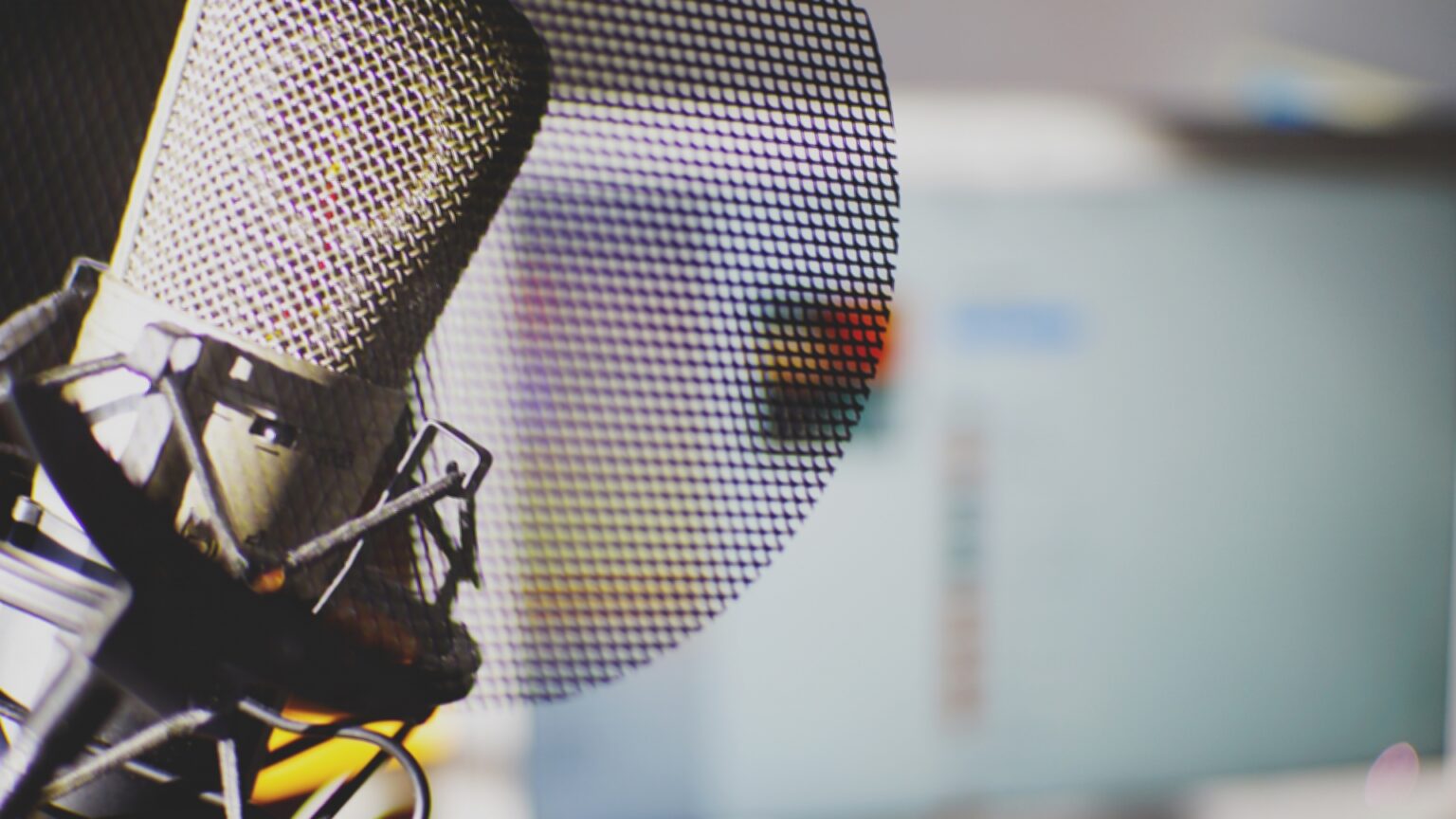 【2023年度版】面白いラジオ番組38選！ジャンル別のおすすめ番組、ランキングトップ5を紹介 | thisismedia